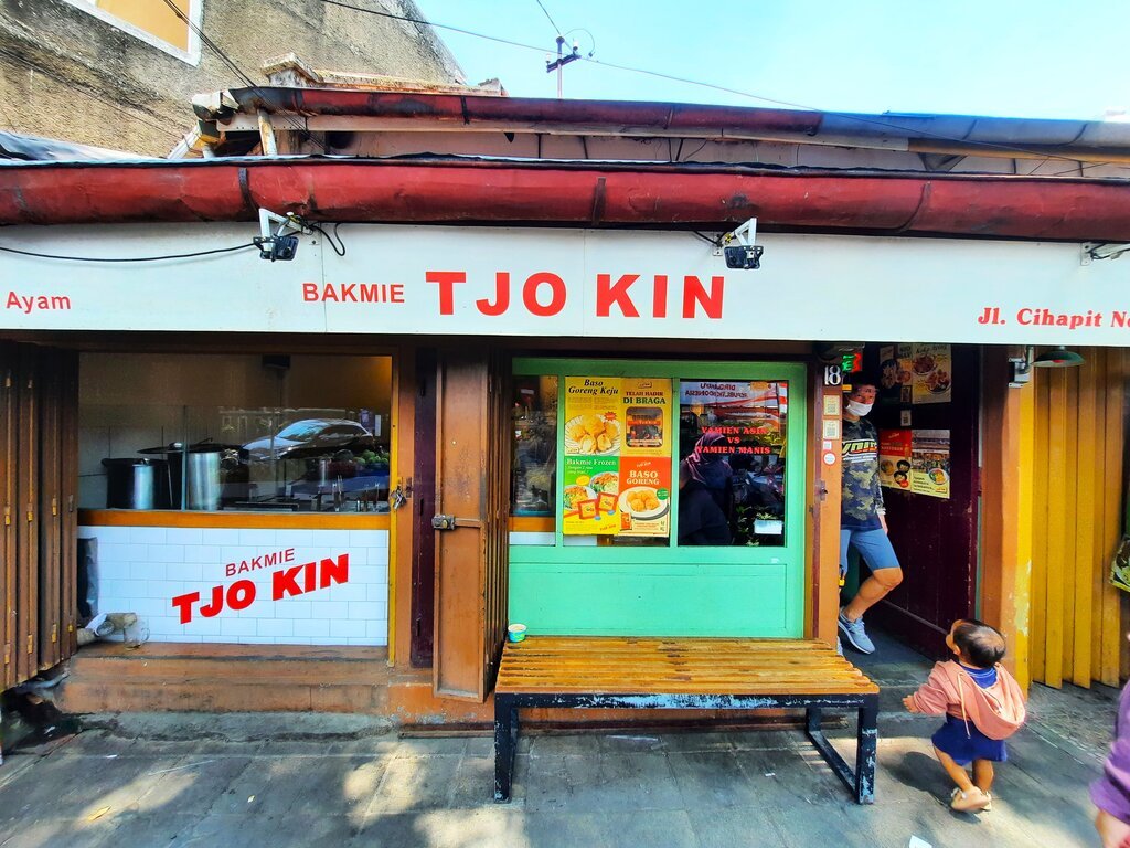 Bakmie Tjo Kin: Cita Rasa Legendaris di Kota Bandung - Blog si Kaki Palsu